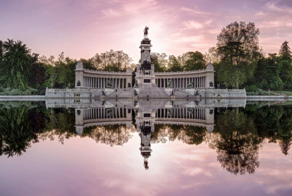 El monumento del estanque de El Retiro posee un mirador secreto al que ...